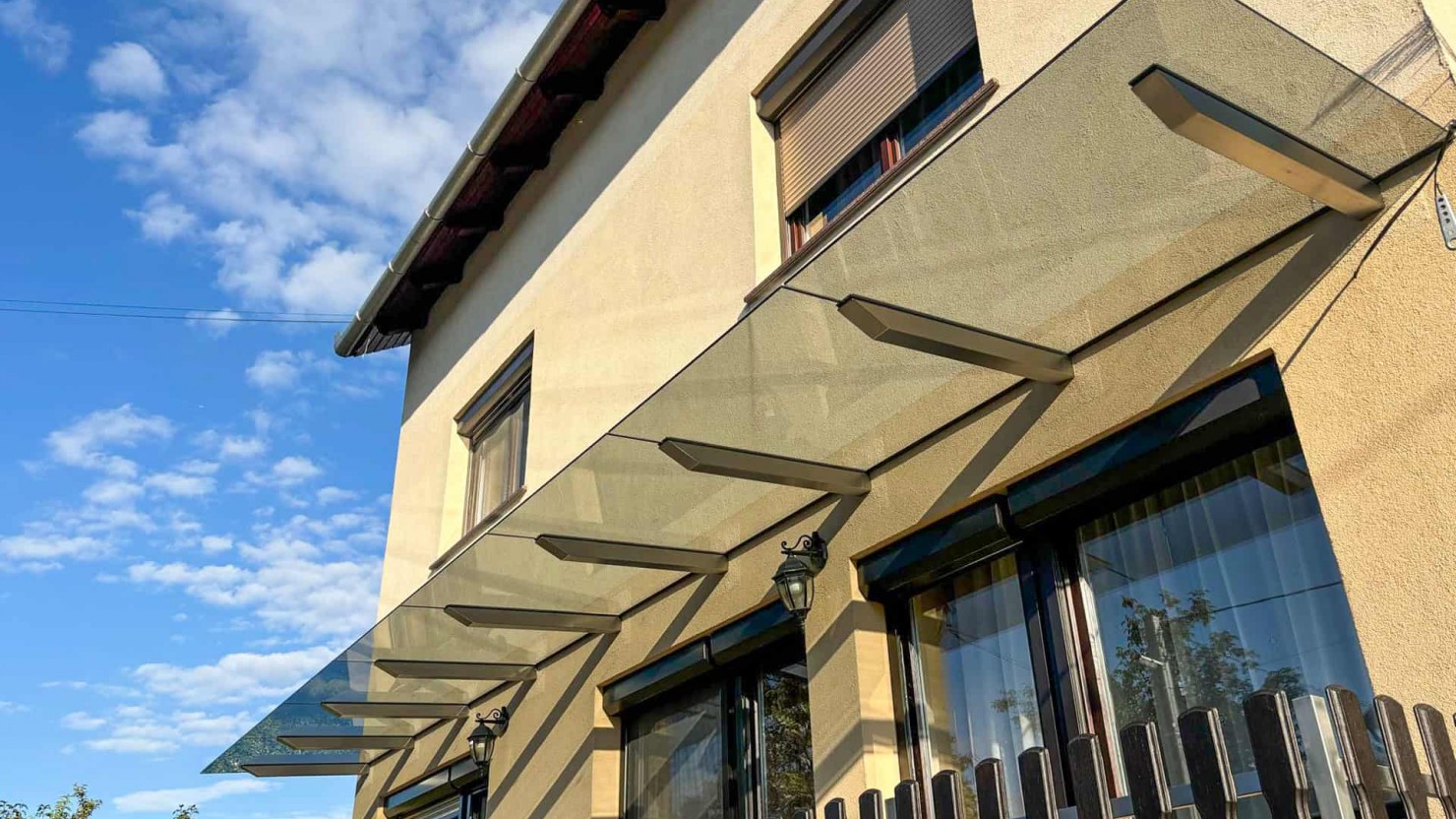 Lapmegfogásos üveg előtető parsol üveggel